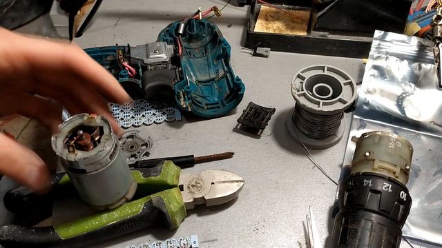 Ремонт кнопки шуруповерта Makita DF330 с неожиданным поворотом!!!