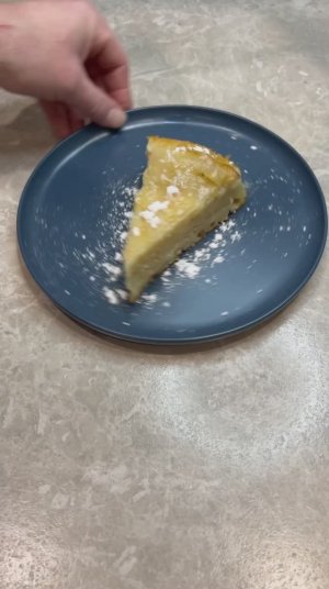 Шарлотка с бананом и яблоками