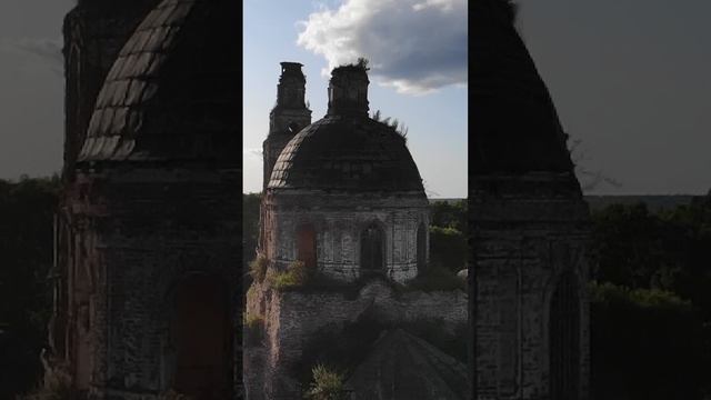 Заброшенный храм с высоты птичьего полёта. Деревня Ладино, Псковская область #заброшка #церковь