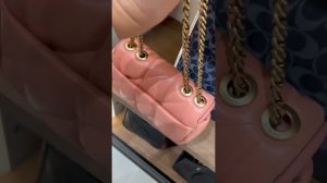 Женские кожаные сумки от бренда Coach: обзор модели в двух цветах