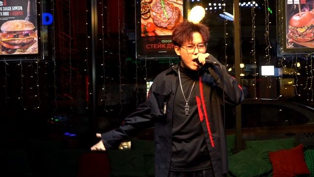 Он приехал учиться петь в Москву из Китая. Поет для стадионов в Китае.. а теперь для Вас.