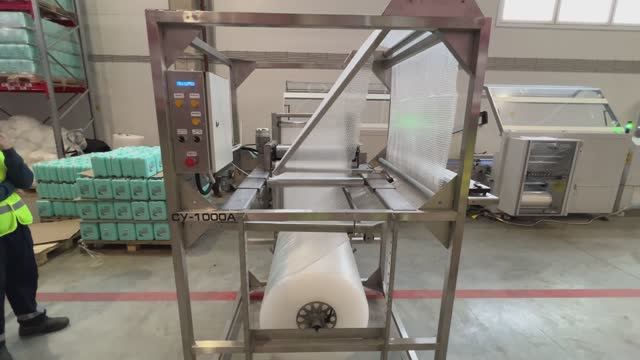 Сворачиватель СУ-1000А для складывания воздушно-пузырчатой пленки в полурукав.