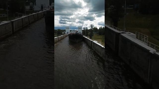 Теплоход в шлюзе. Волго-Балтийском канале.Шлюзование.