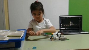 ЗМЕЯ ПОД НОВОГОДНЕЙ ЁЛКОЙ С ДЕДОМ МОРОЗОМ (ОЛЯ В., 6 лет)