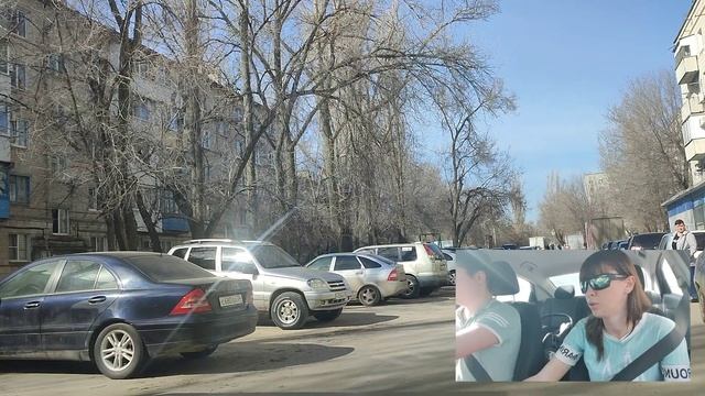 Поворот на пересечении 51-й Гвардейской с Кутузовской. Ограничение 20 км/ч! Делаем парковки