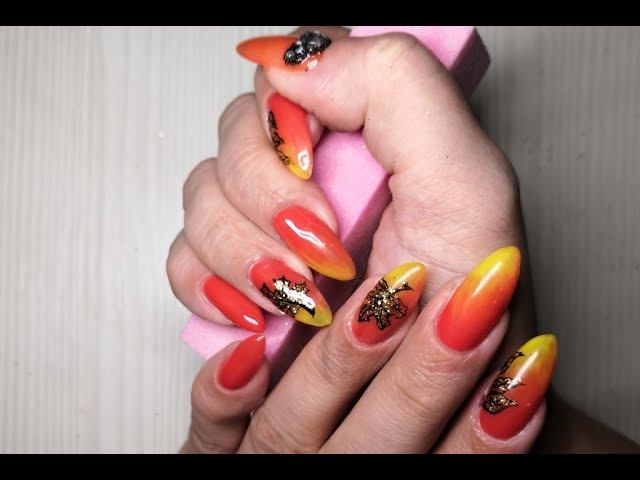 Кленовый листок на ногтях. Яркий осенний маникюр самой себе. Модный, стильный маникюр.