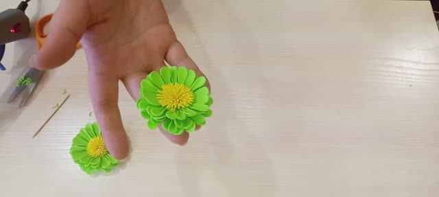 Ромашка из фоамирана с оригинальными лепестками
