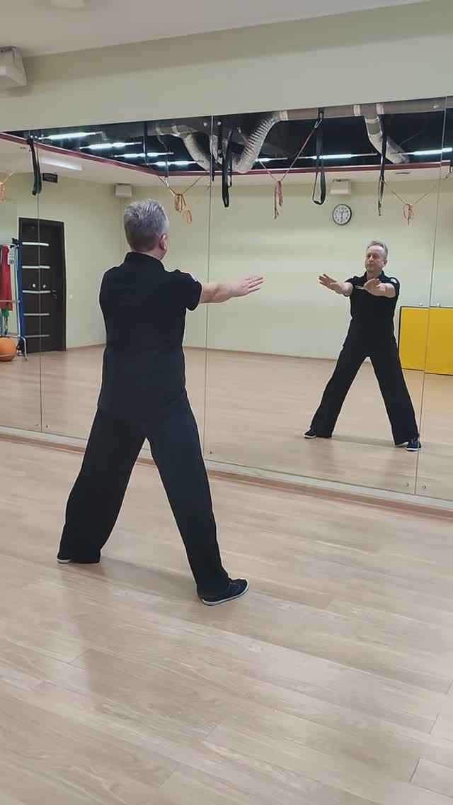 3. Золотой слон вращает хоботом /вправо/