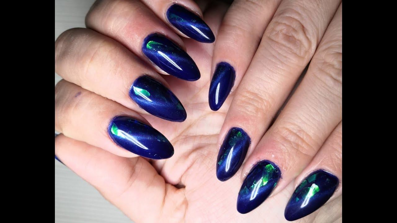 Кошачий глаз и битое стекло, простой дизайн. Модный, стильный маникюр, красивые ногти.