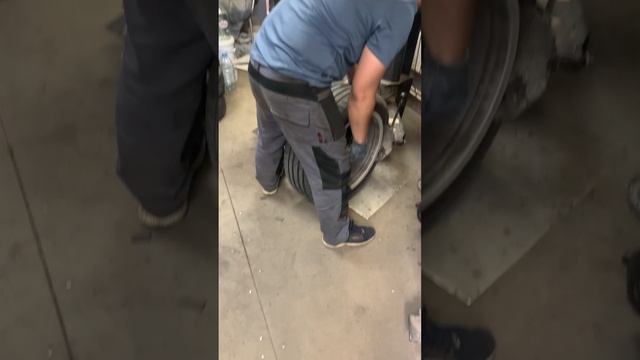 Пробил колесо на mercedes e-klasse на смене в Яндекс такси в бизнес тарифе. Ремонт колеса. #yandex