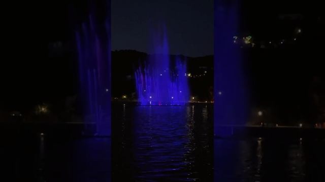 Насладитесь игрой света, воды и огня на шоу фонтанов в Абрау-Дюрсо