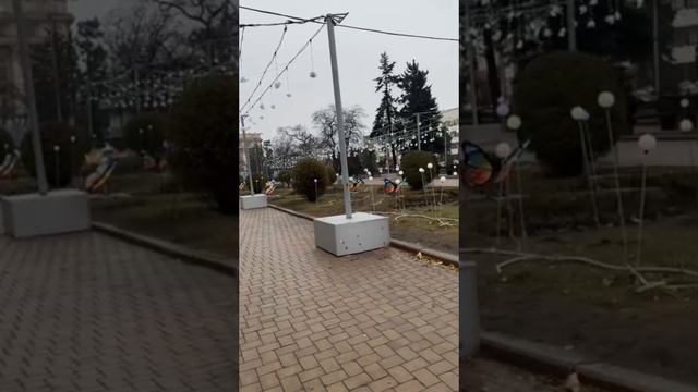 🎄На пл.Ленина в Донецке продолжают устанавливать новогодние декорации.