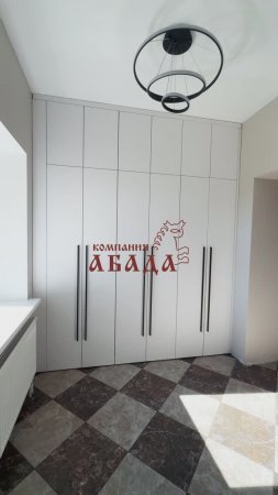 Встроенный шкаф в прихожую с фасадами из ЛМДФ