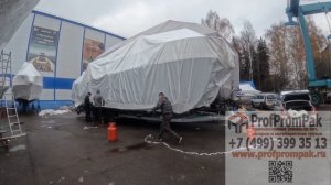 Упаковка катамарана в термоусадочную пленку для зимнего хранения.