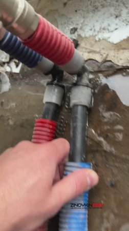 нашли протечку на центральном отоплении, фонтан из под фитинга