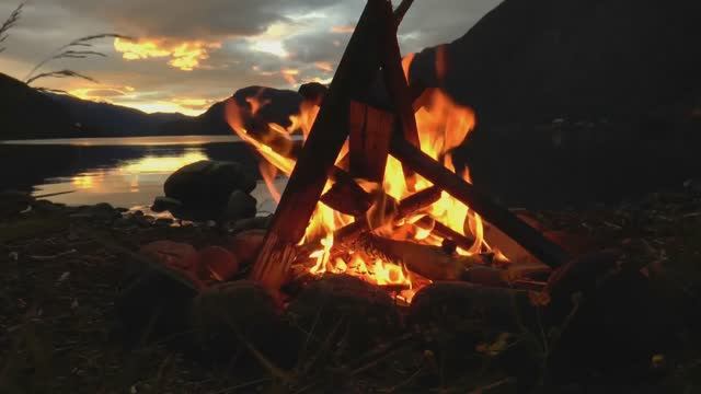 Костёр на берегу озера
Lakeside Campfire with Relaxing Nature Sounds