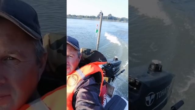 на самодельной лодке по реке