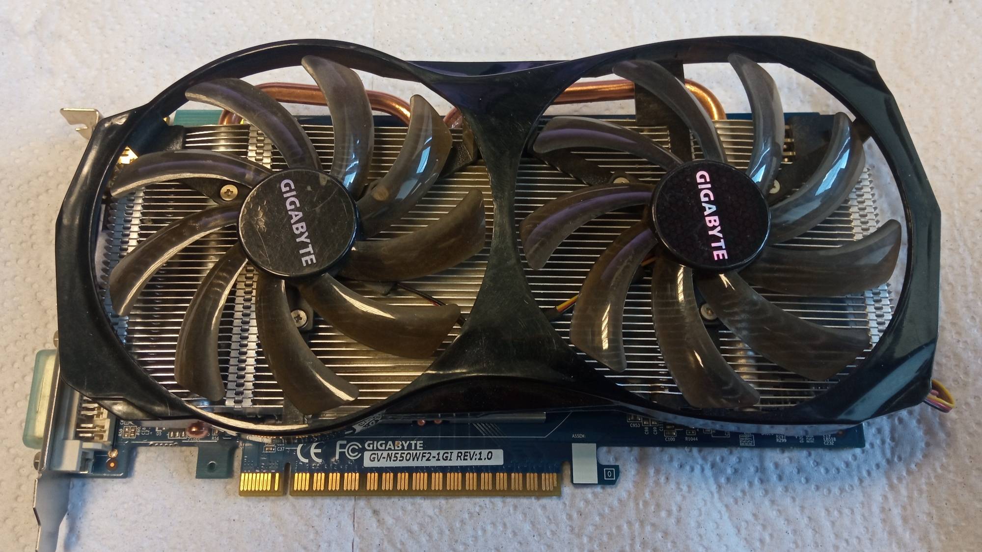Видеокарта GIGABYTE  GeForce GTX 550 Ti 1GB с артефактами