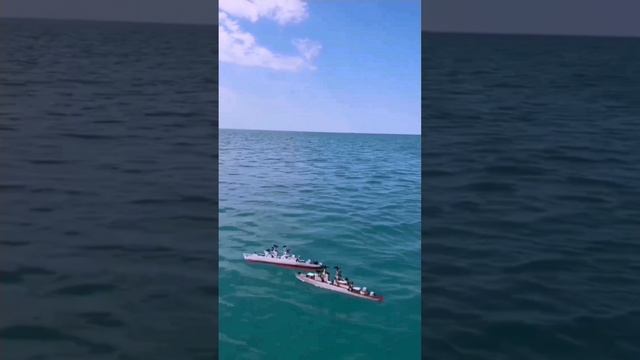 модель крейсера в море