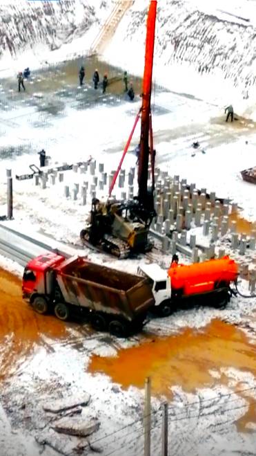 СТРОЙКУ ЗАТОПИЛО. ЗАБИВАЛИ СВАИ. ПРОБИЛИ ВОДУ.