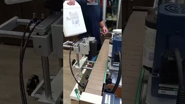 Работа этикетировочной машины на 5-литровых канистрах от ООО Промбиофит