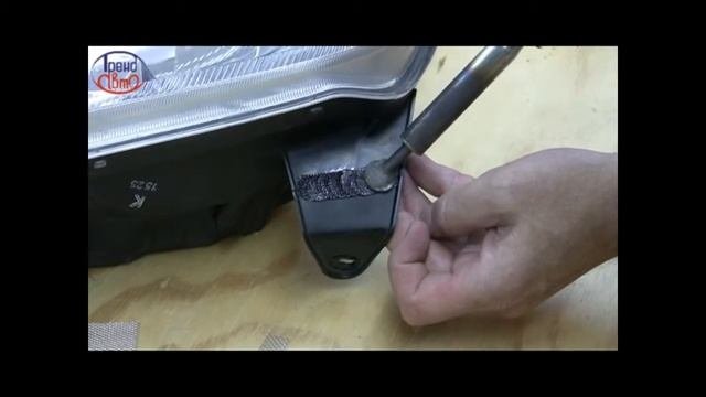 Ремонт пластикового крепления фары автомобиля