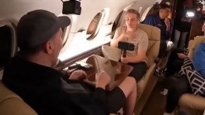Последний Опустивший Руку с Частного Самолета Получит Его!