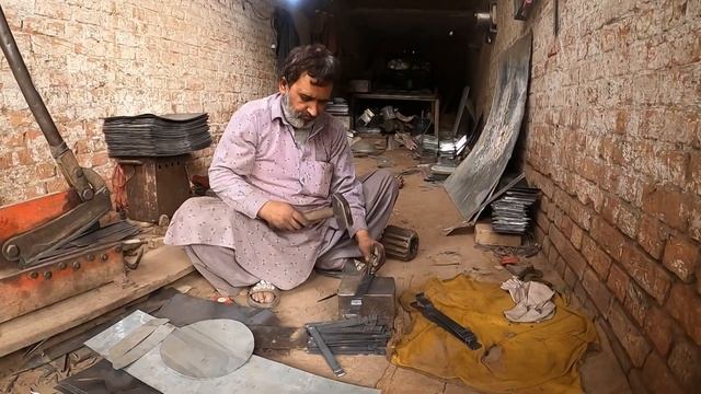 Мастер изготавливает твердотопливную печь