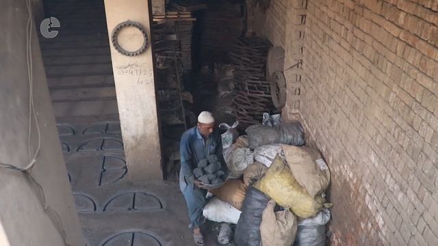 Льём металл на заводе