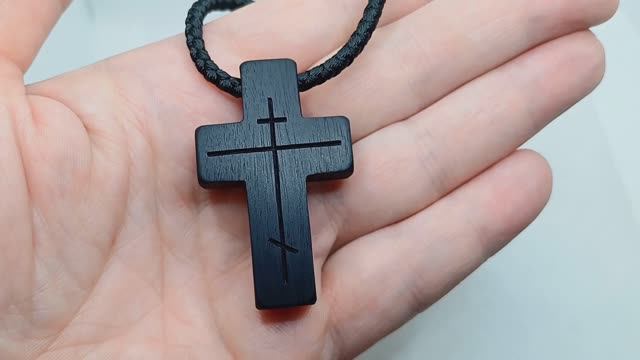 Крест из дерева Православный из чёрного граба. Нательный деревянный крест с молитвой. Ручная работа.