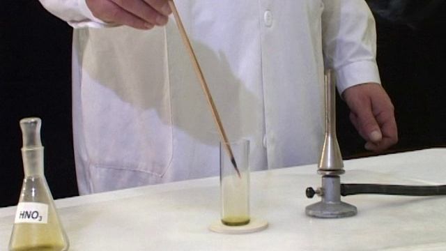 124. Взаимодействие безводной азотной кислоты с углем