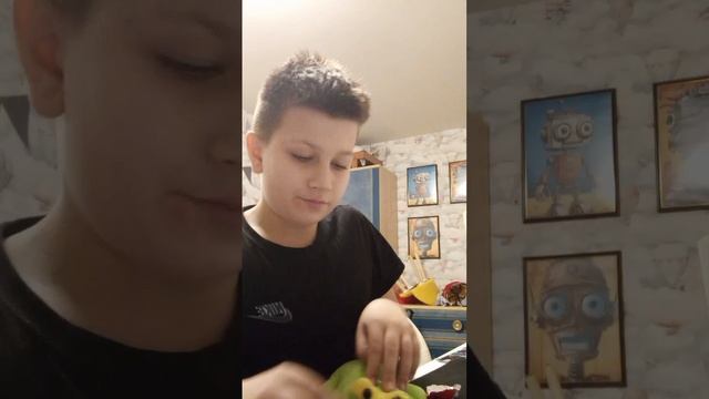 Распаковка киндера + загадка пиши ответы в комментах 👇