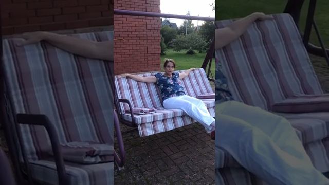 Я качаюсь на качелях.