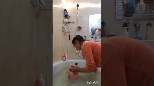 Как купать новорожденного на спине