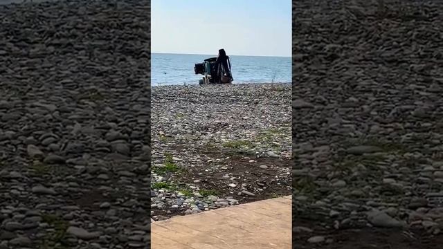 Трактор чистит пляж
