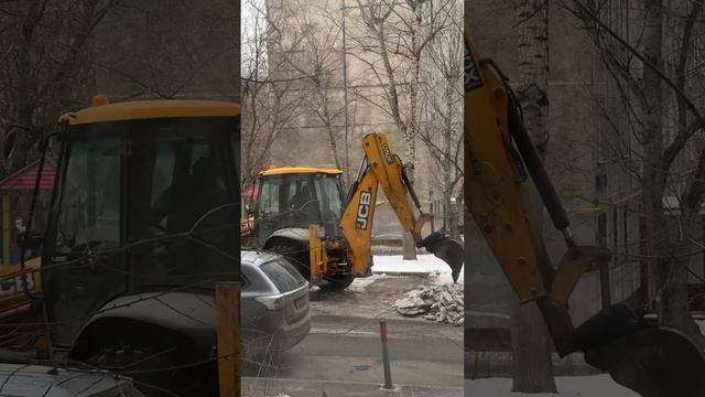 Креативно убрать лёд? Не проблема. #экскаватор #лёд #раменки #жилищник