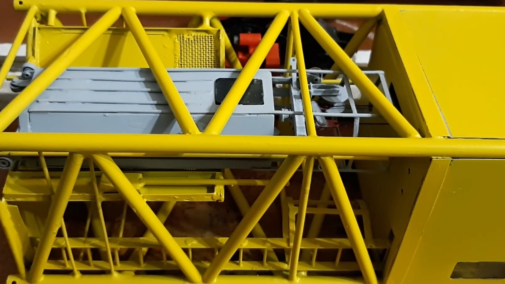 Модель башенного крана КБ-504 с лифтом в башне.