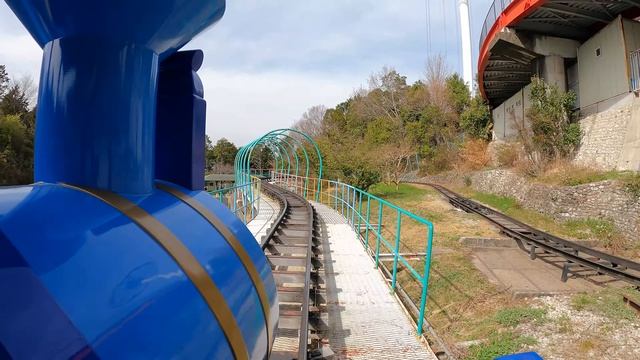 Поезд "Poppo"  в центре Осака Кансай. Реальные поездки