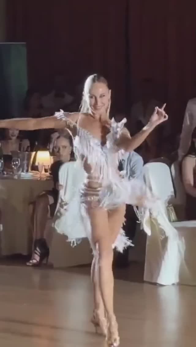 Жгучая блондинка