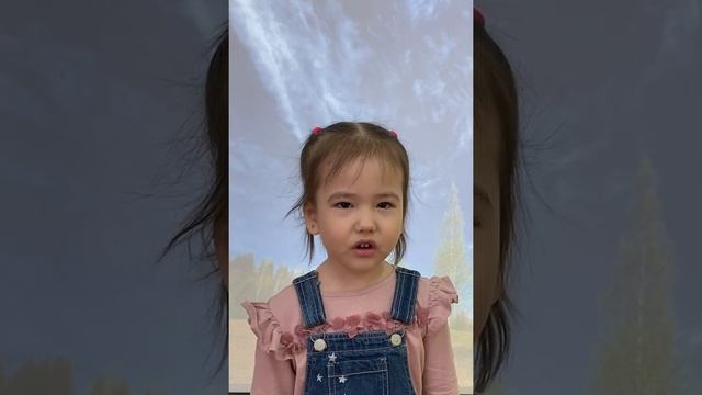 Усенова Амина читает стих «Наша Родина» Георгия Ладонщикова