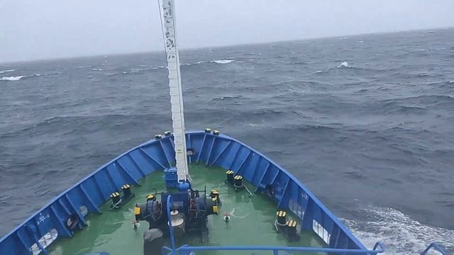 6-ти бальный шторм против 50-ти метрового судна.(a 6-point storm against a 50-meter vessel.)