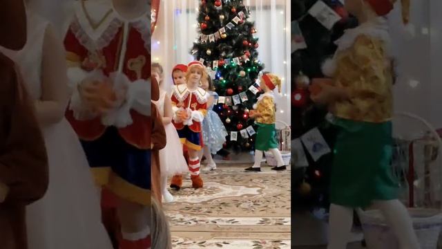 2024-12-24 Катя в саду на утреннике. Танец. 2
101857123_456239274