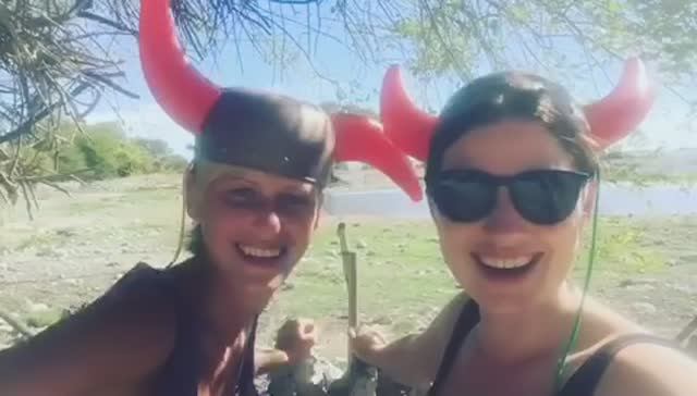 Вайны из Намибии на фоне диких животных. Парк Этоша