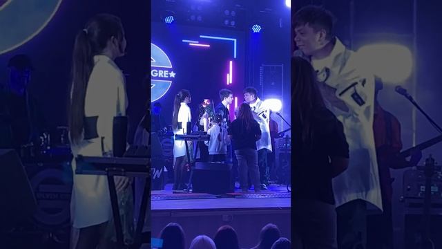 Элвин Грей голодный? Парень рассмешил всех #элвингрей #концерт #elvingrey #поклонник #юмор #музыка