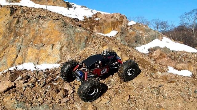 Crawler Gmade R1 vs  rock