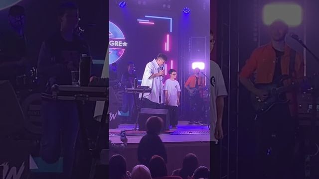 Мальчик осмелился и спел #концерт #элвингрей #elvingrey #музыка #дети #ищу