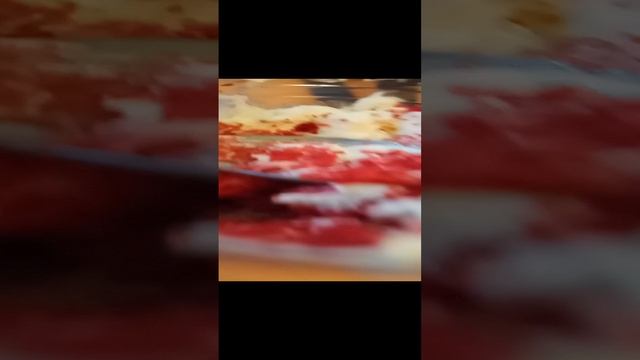 Я пробую красную пироженку 
а ааа!