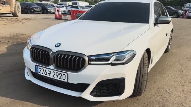 BMW M550i 2021 года: Роскошный и мощный седан
