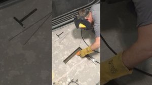 ✅ Ремонт ванной на Конева. Часть 3. Подвесная площадка под раковину чашу. Сварка кронштейна.