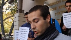 Студентите от 5-а аудитория: Оставка!
